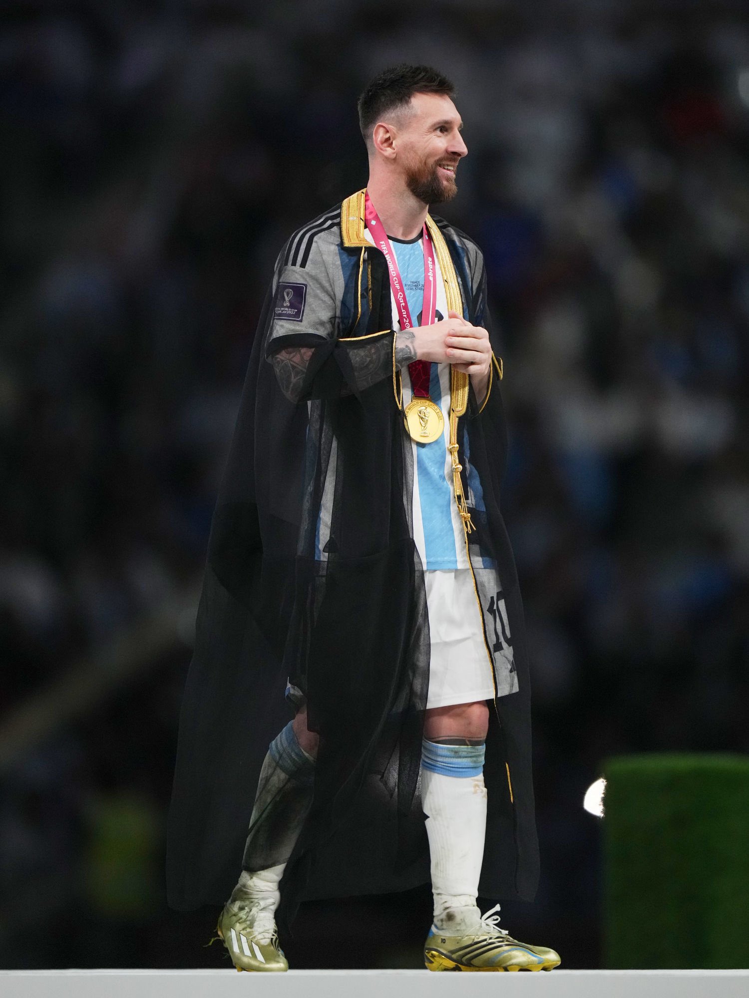 Leo Messi habillé en Bisht traditionnel Qatari par l'Emir lors de la ...